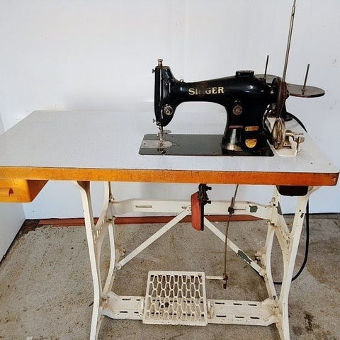 Singer Symaskin med trampbord i trä och gjutjärn | Blocket