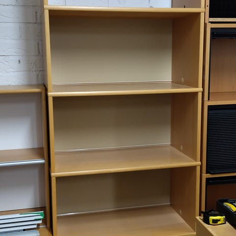 Hylla med två jalusi luckor | Blocket