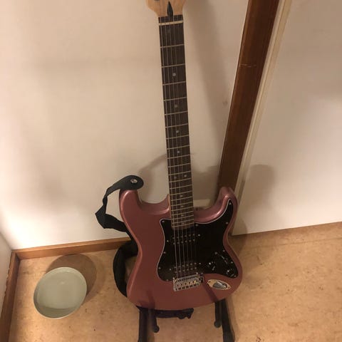 Squier Showmaster Elgitarr svart | Blocket