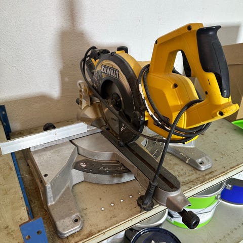 DeWalt D27114-QS Kap- och geringssåg med stativ | Blocket