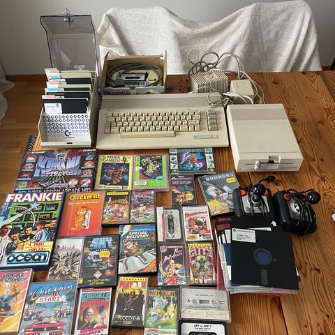 Div böcker Amiga 500 och C64 | Blocket