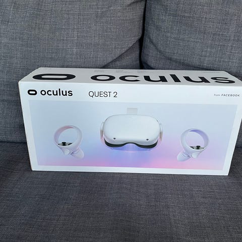 Oculus Quest 2 VR-headset med handkontroller och kablar | Blocket
