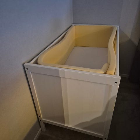 Spjälsäng kaxholmen inkl madrass och spjälskydd | Blocket