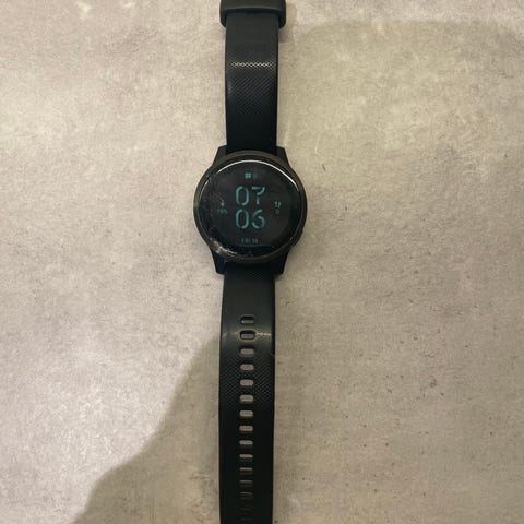 Garmin Vivoactive 4S Smartwatch + Charger (Good condition) | Blocket