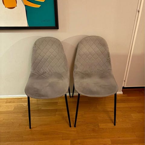 Klassiska vita matstolar med beige stoppad sits | Blocket