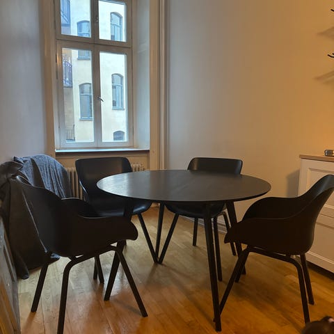 Matbord Mio Tiffany vitt med svart ben | Blocket