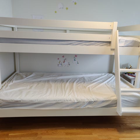 IKEA Våningssäng i furu med nyinköpta madrasser | Blocket