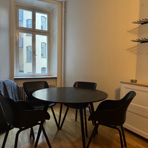 Matbord Mio Tiffany vitt med svart ben | Blocket