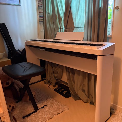 Yamaha Piano piaggero np 12 + stativ säljes | Blocket