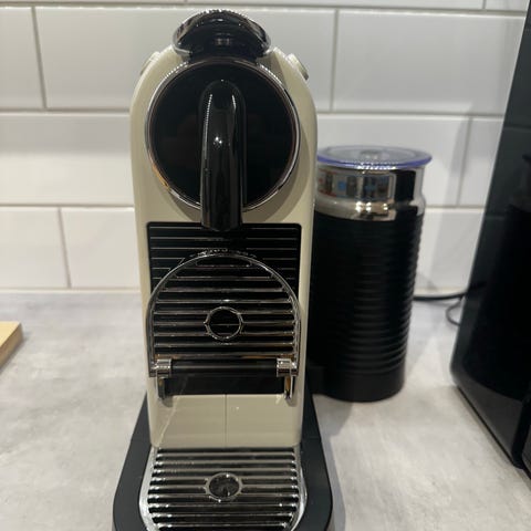 Nespresso kapselmaskin med mjölkskummare svart | Blocket