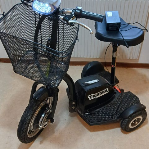 El-scooter trehjulig svart/blå med korg | Blocket