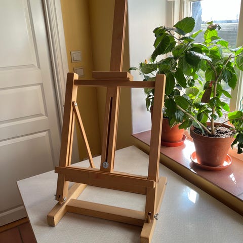 Praktiskt hopfällbart bordsstaffli helt i trä. | Blocket