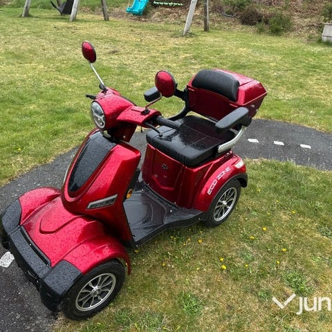 Röd trehjulig el-scooter med toppbox | Blocket
