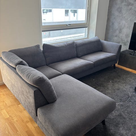 Lyxig divansoffa i mörkgrå sammet – Mycket gott skick! | Blocket