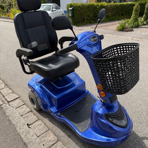 Invacare Leo el-scooter röd med korg och backspeglar | Blocket
